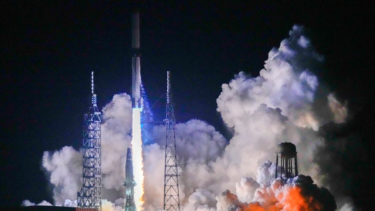 Jeff Bezos' Blue Origin launches New Glenn rocket on first test flight ...