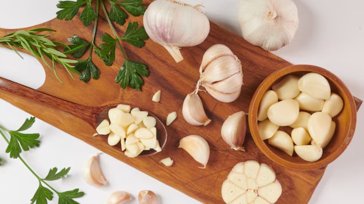 Eating garlic on an empty stomach can benefit cholesterol level, immune ...