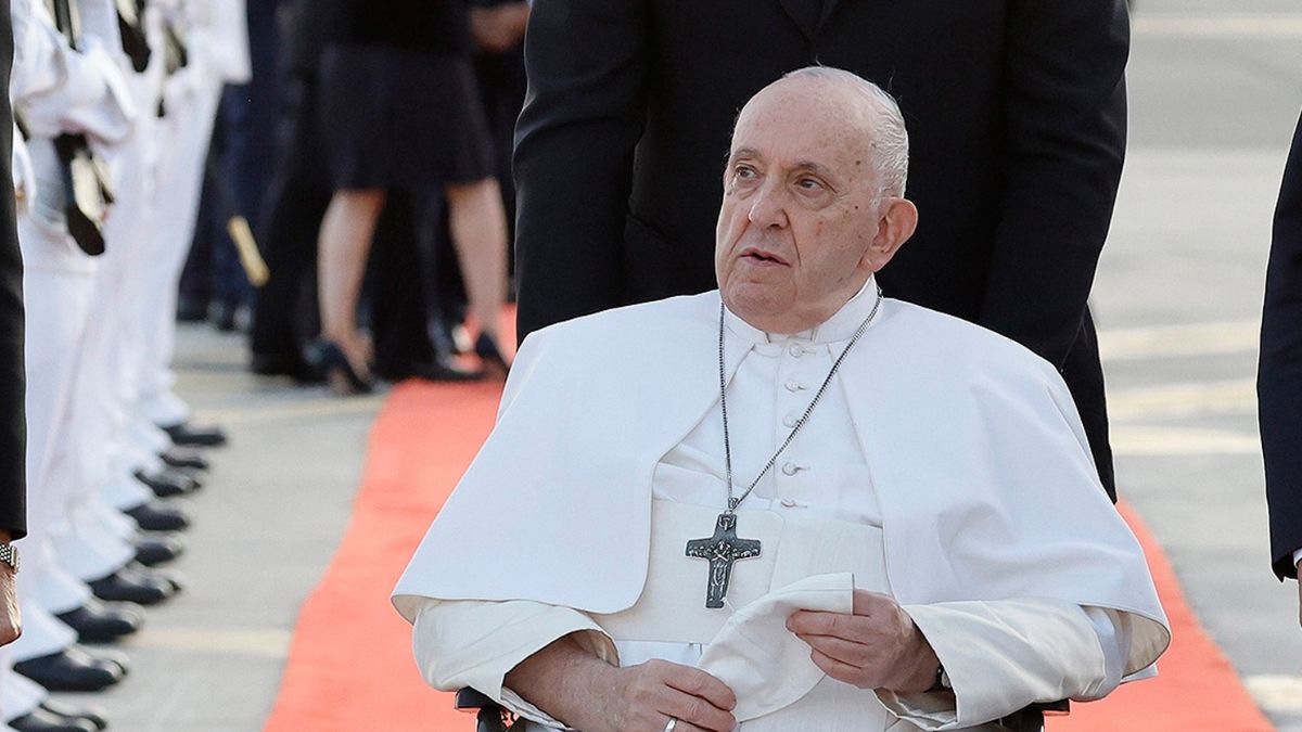 Pope Francis falls and hurts his arm, says Vatican weeks after chin ...