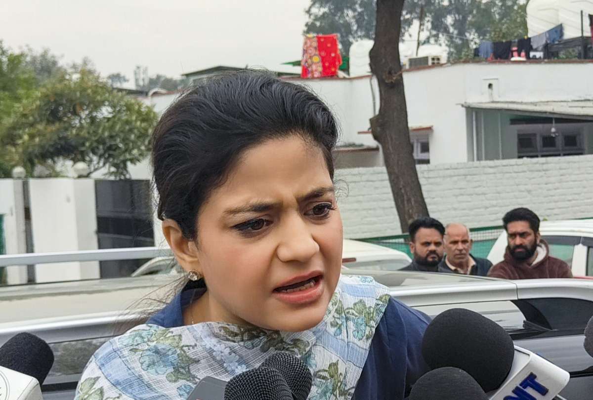 PDP leader Iltija Mufti lodges police complaint against Nitish Kumar for pulling woman's 'naqab ...