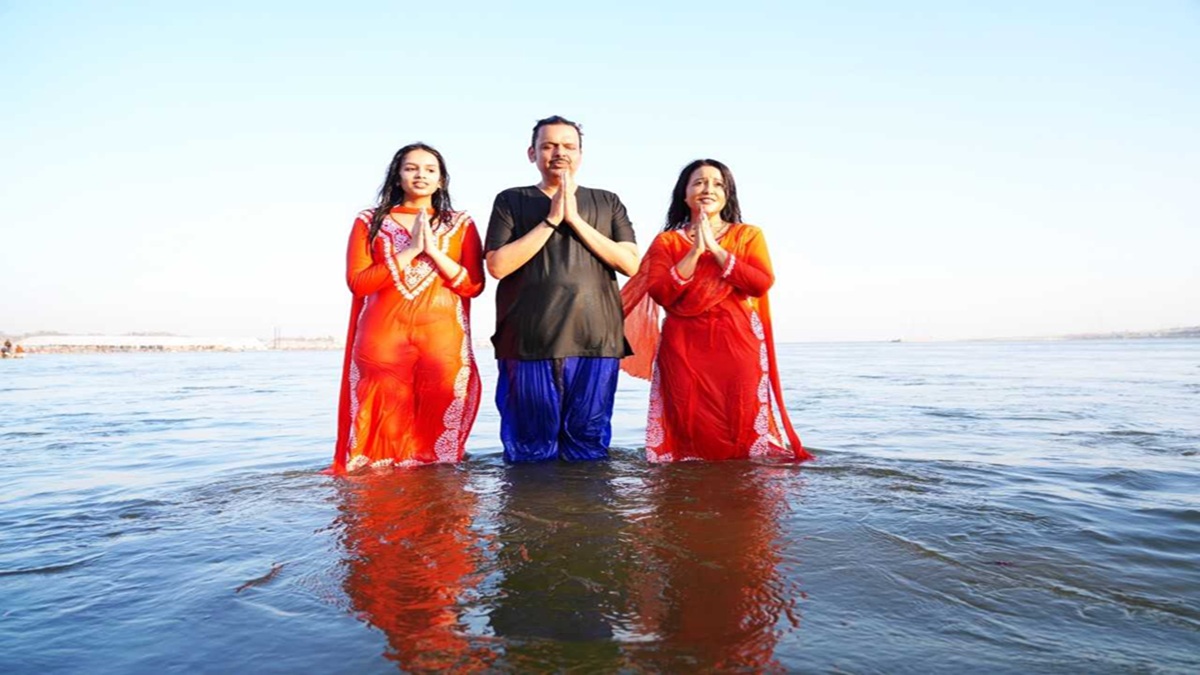Maharashtra CM Devendra Fadnavis takes holy dip at Mahakumbh with ...