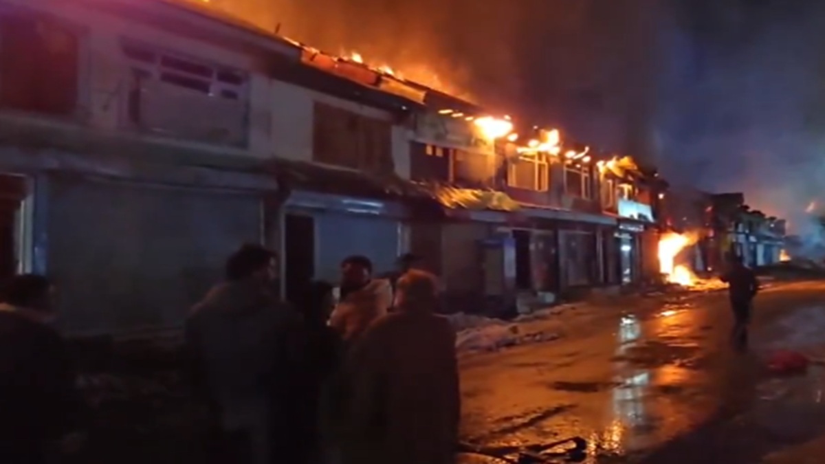 Jammu and Kashmir: Fire breaks out in Sonamarg market | Video | Jammu ...