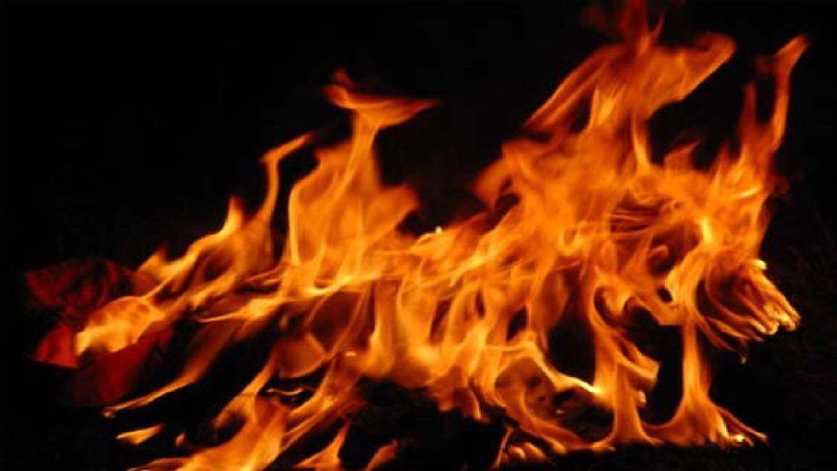 Massive fire erupts in huts near Film City gate in Mumbai's Goregaon ...