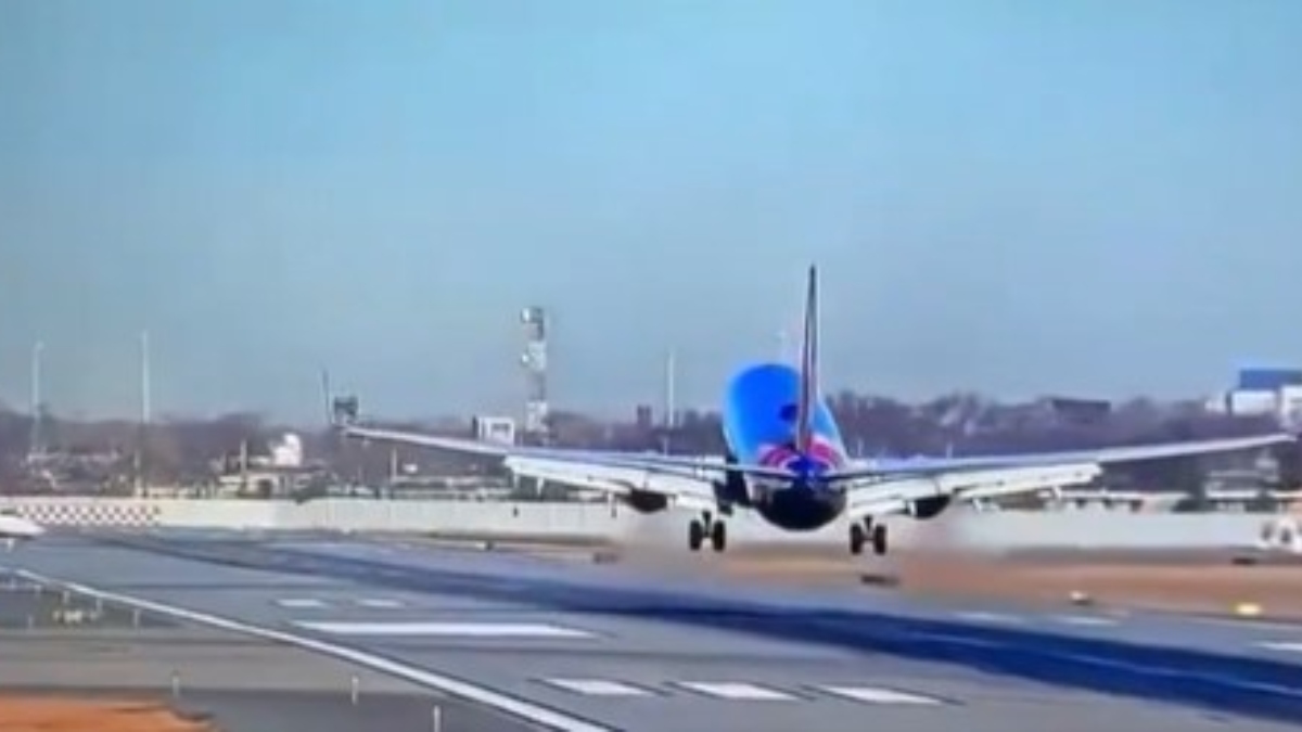 Watch: Pilot averts major tragedy at runway in Chicago, aborts landing ...