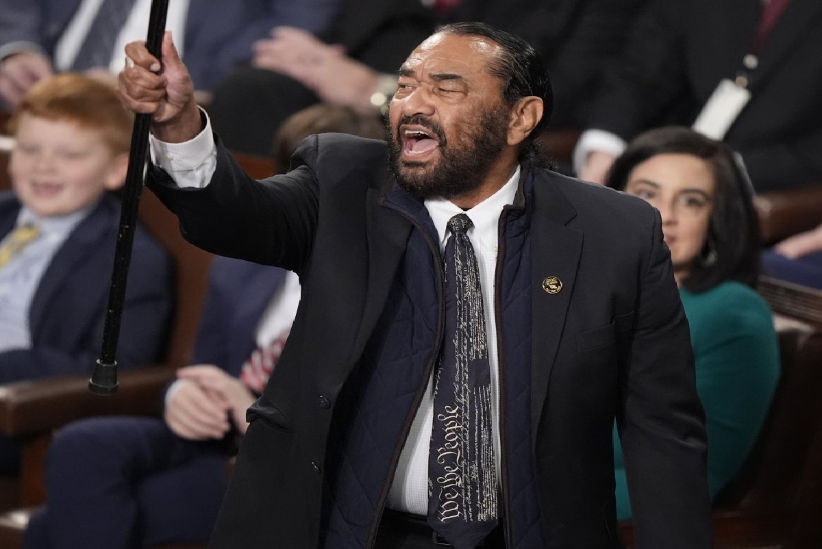 Democrat Al Green interrupts Trump's address to Congress, gets kicked ...