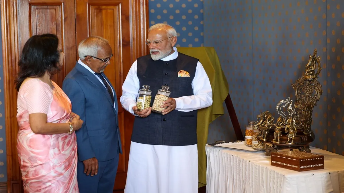 PM Modi meets Mauritius President Gokhool, gifts Mahakumbh water, Bihar ...