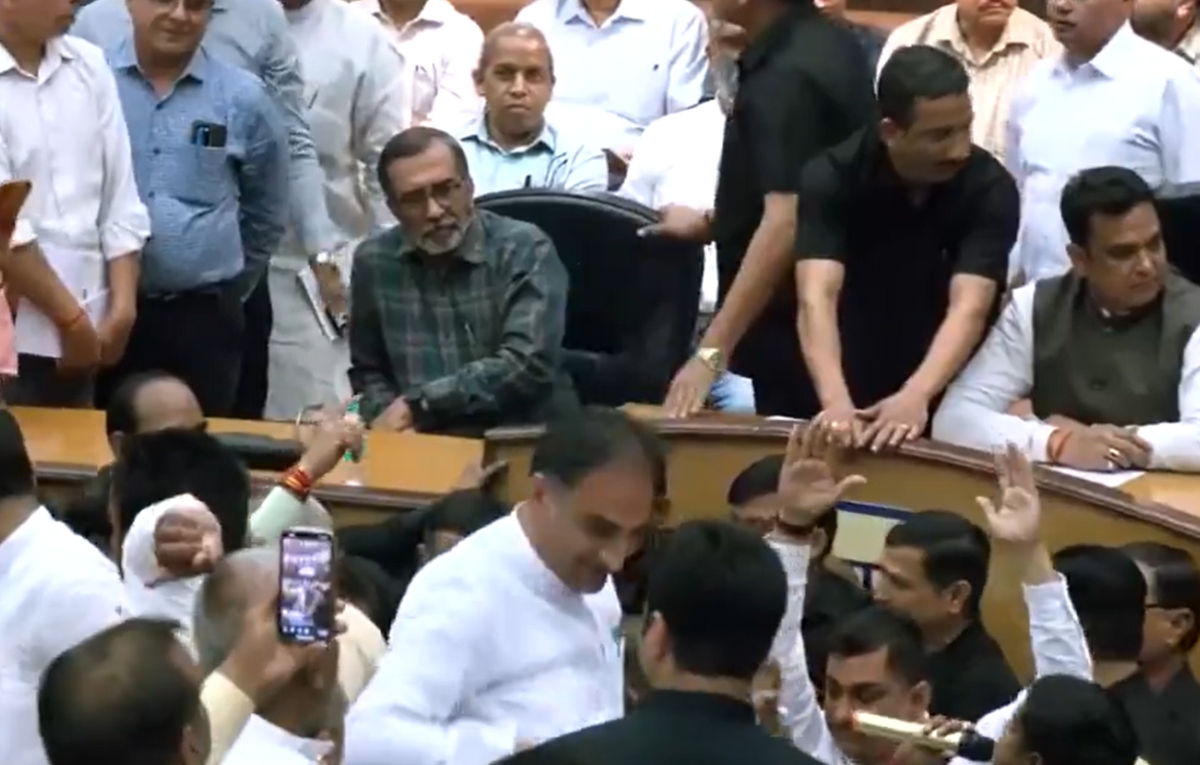 AAP, BJP councillors create ruckus in MCD House during budget ... AAP, BJP councillors create ruckus in MCD House during budget ...
