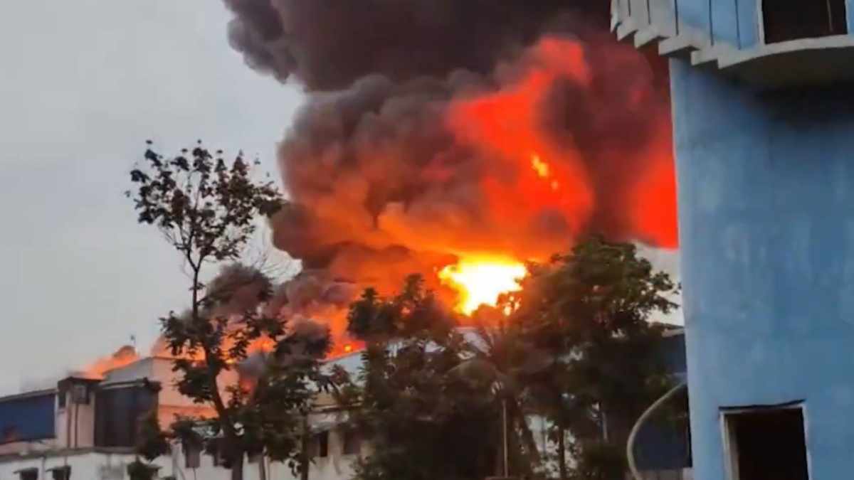 Massive fire erupts at chemical factory in Dhulagarh, Howrah, 15 fire ...