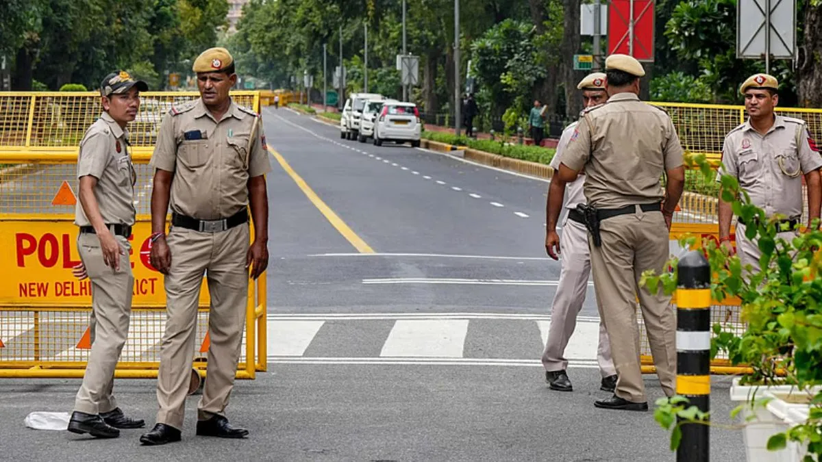 Wanted in 13 cases, motorcycle robber shot in police encounter in Delhi ...