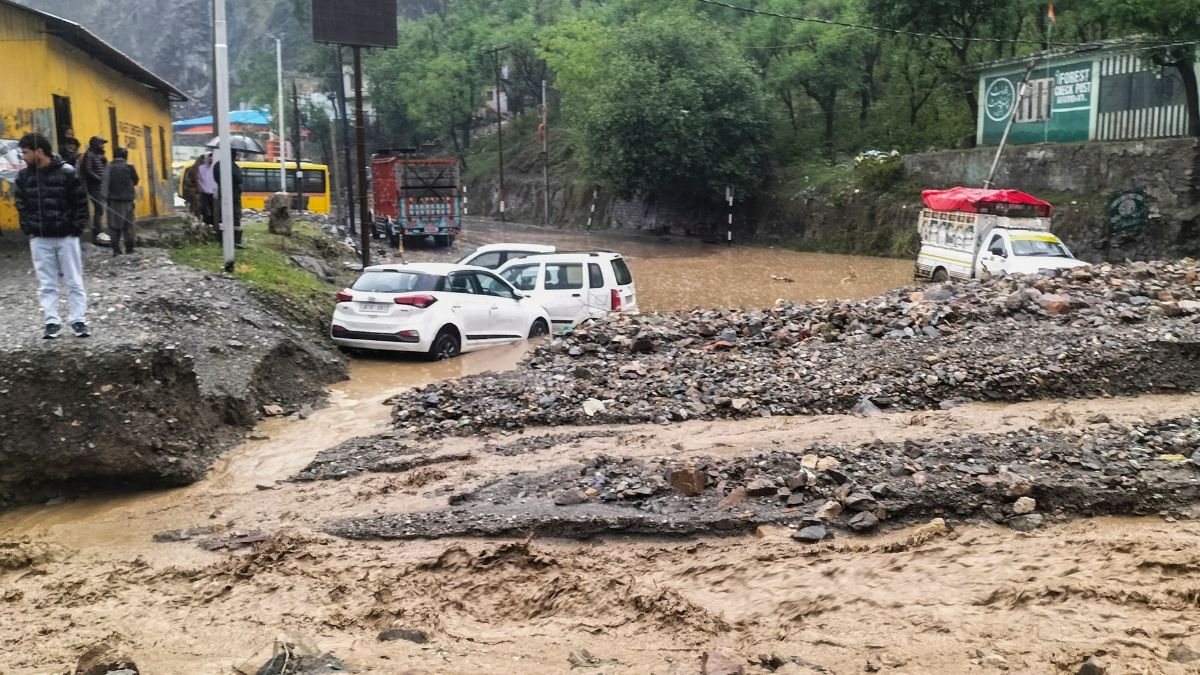 J-K: Three die as heavy rains trigger flash floods, landslides, Jammu-Srinagar Highway blocked ...