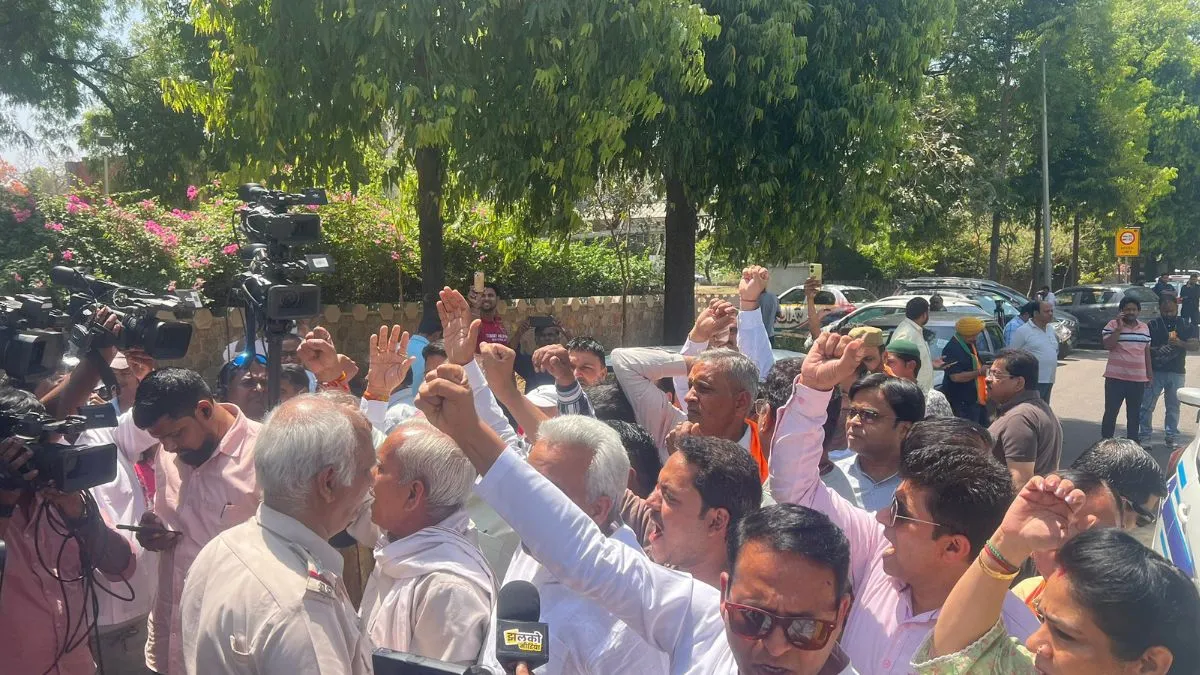 Barricades removed, protests erupt outside Pakistan High Commission in ...