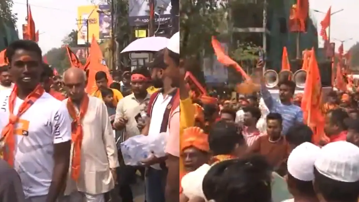 Muslims distribute water bottles, shower flowers on devotees during Ram Navami procession in ...