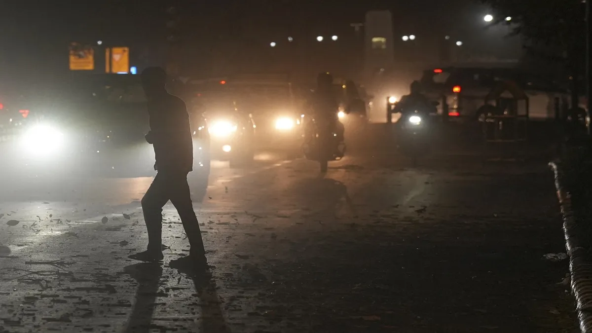 Gurugram weather dust storm pillar falls on car near Dwarka Expressway ...