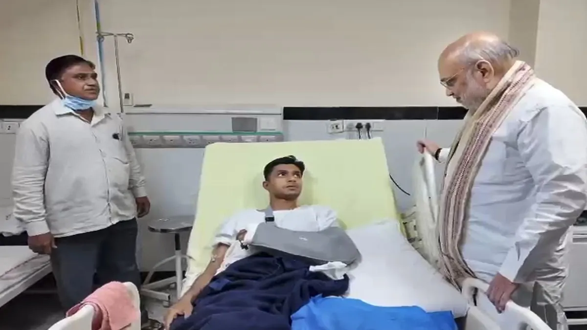 Amit Shah visits AIIMS Delhi, meets 5 security men injured in encounter with Naxals | Video ...