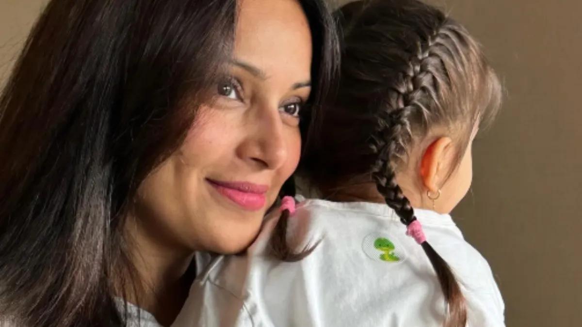 Bipasha Basu shares a picture with daughter Devi on Instagram | See ...