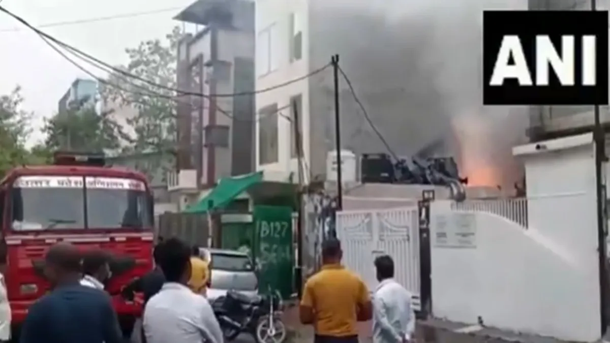 Uttar Pradesh: Fire breaks out at vehicle parking of private company in ...