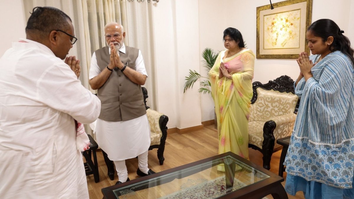PM Modi meets family of Shubham Dwivedi, killed in Pahalgam terror ...