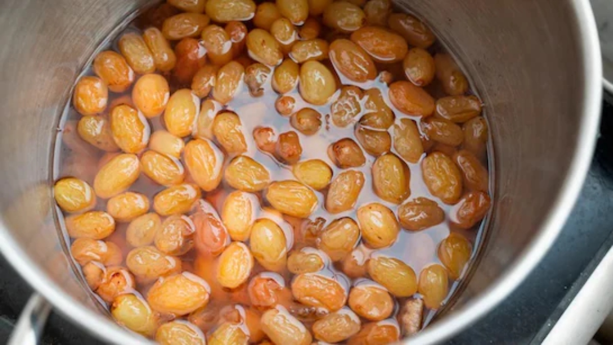 What happens if you eat soaked raisins in summer? Know benefits and ...
