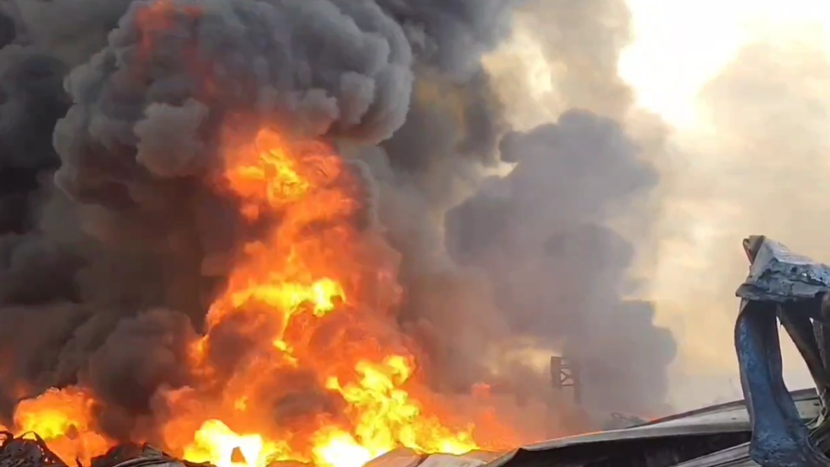 Maharashtra Fire at multiple warehouses in Bhiwandi Video fire tenders ...