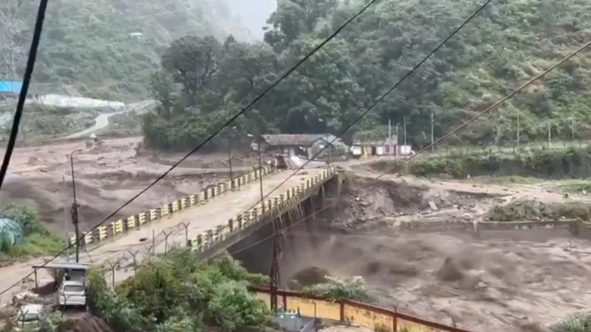 Cloudburst in Himachal's Kullu leads to flash floods in Jiwa Nala, alert issued | VIDEO | India ...