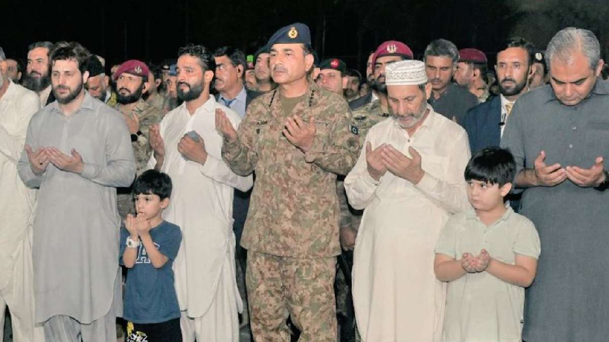 Asim Munir attends funeral of Pakistan Army major Moiz Abbas Shah who ...