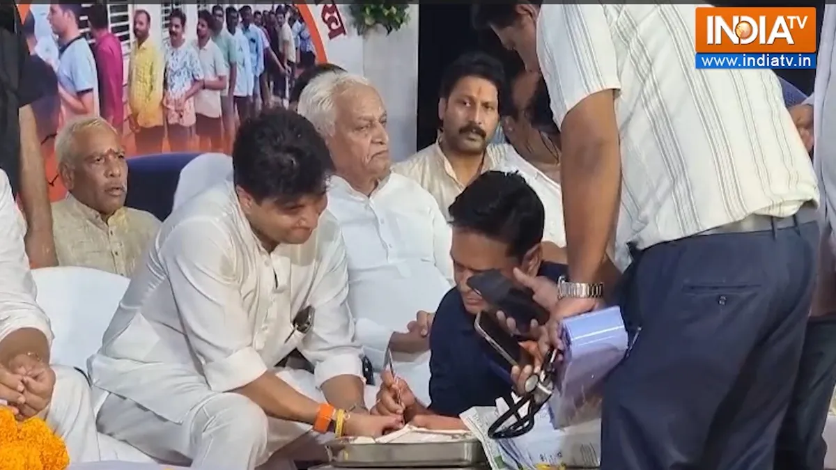 Jyotiraditya Scindia sustains minor finger injury during public ...
