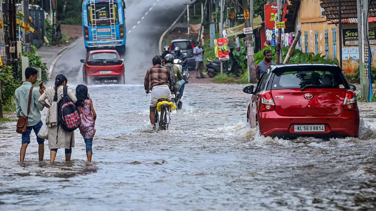 Heavy rains lash Kerala, Karnataka; IMD issues orange alert for several districts | Check ...