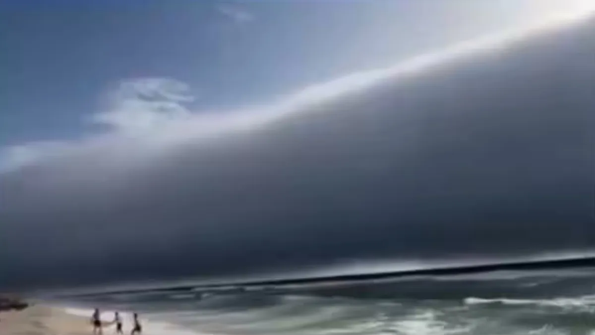 Rare roll cloud thrills Portuguese sunbathers during the heatwave ...