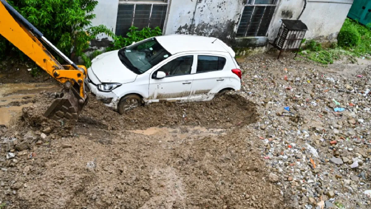 Himachal Pradesh weather: 10 dead as cloudbursts, flash floods batter districts, IMD issues red ...
