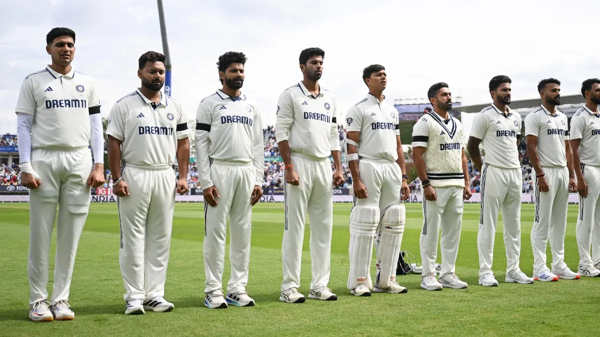 Why are India and England players sporting black armband on Day 1 of ...