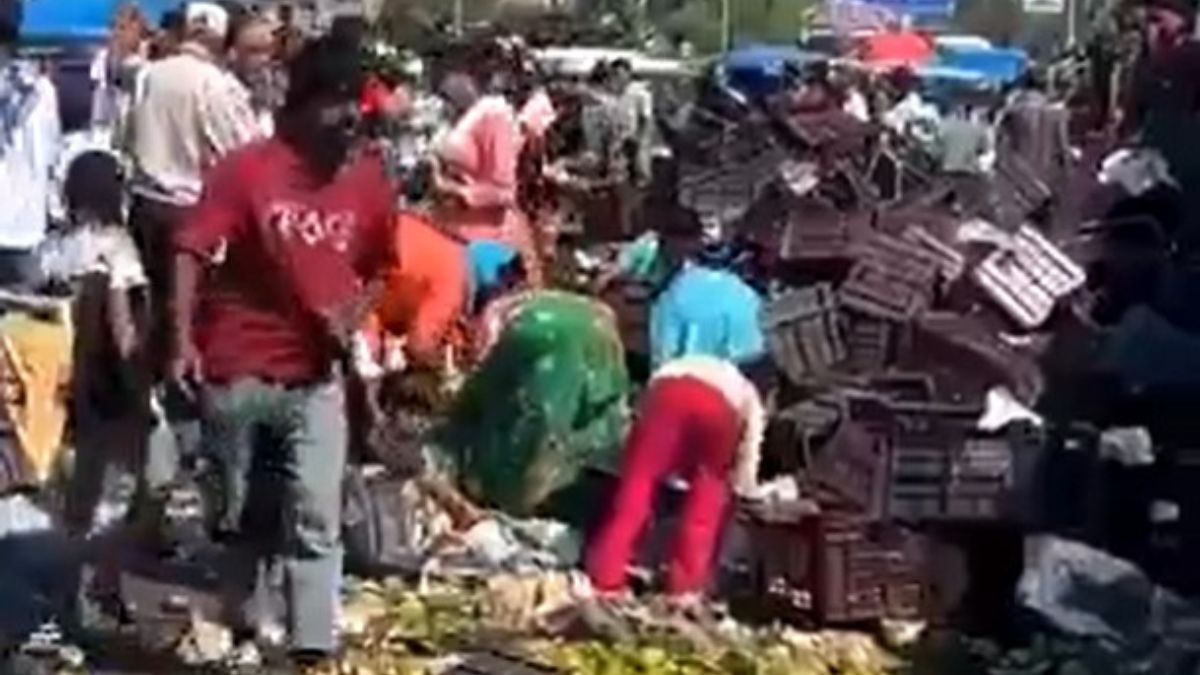 Mango-laden lorry overturns in Dehradun; what locals did fuels ...