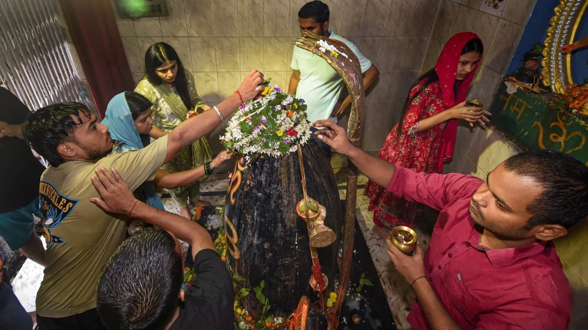 Devotees throng Shiva temples across India on second Monday of Sawan | India News – India TV