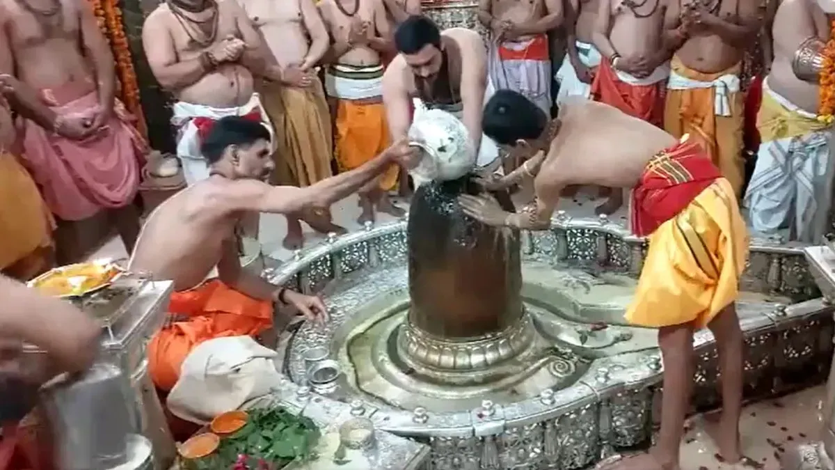 Devotees flock in large numbers to Shiva temples across India on third Monday of Sawan | India ...