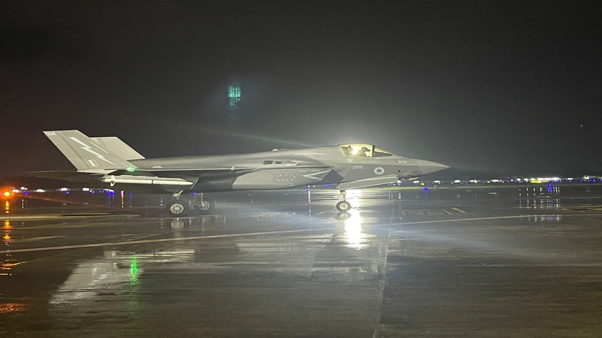 UK Navy's F-35B grounded in Kerala: Why flying back the fighter jet is ...