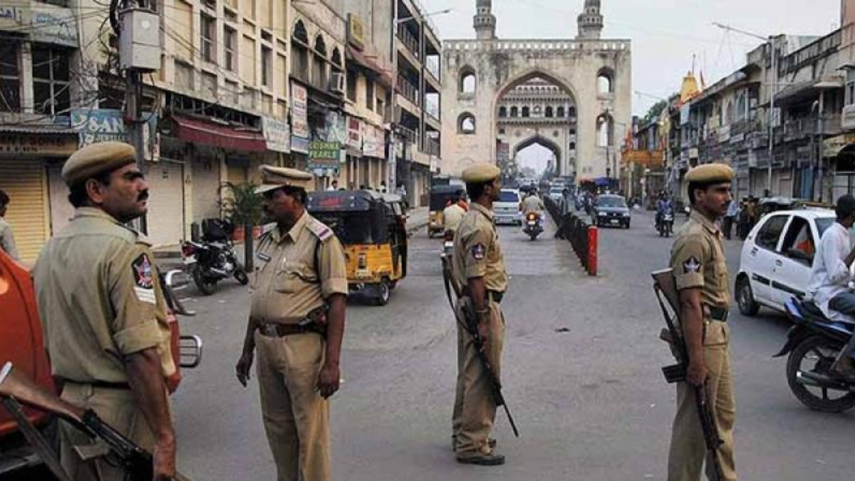Hyderabad: Shots fired during daylight robbery at jewellery shop ...