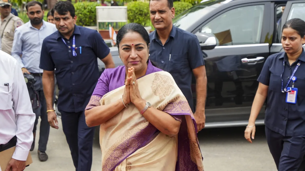 Delhi CM Rekha Gupta attacked during 'Jan Sunvai' at her residence ...