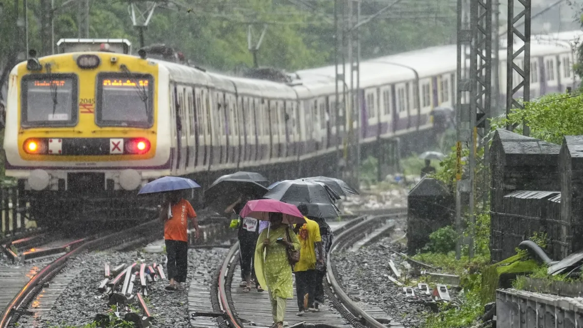 Heavy rains disrupt Mumbai locals: Multiple trains cancelled, services ...