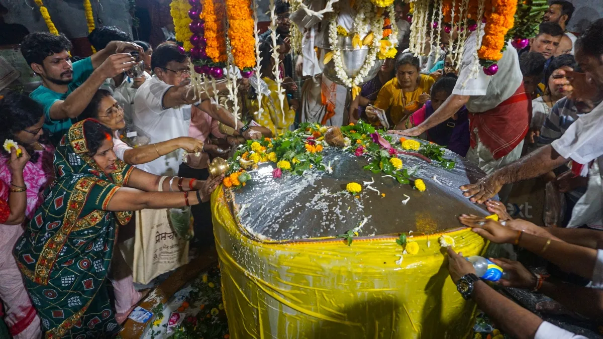 Devotees throng Shiva temples across India on last Monday of Sawan | Video | India News – India TV