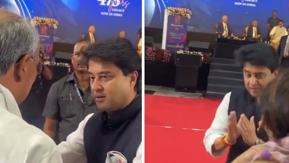 Jyotiraditya Scindia leads Digvijaya Singh to stage in rare public ...