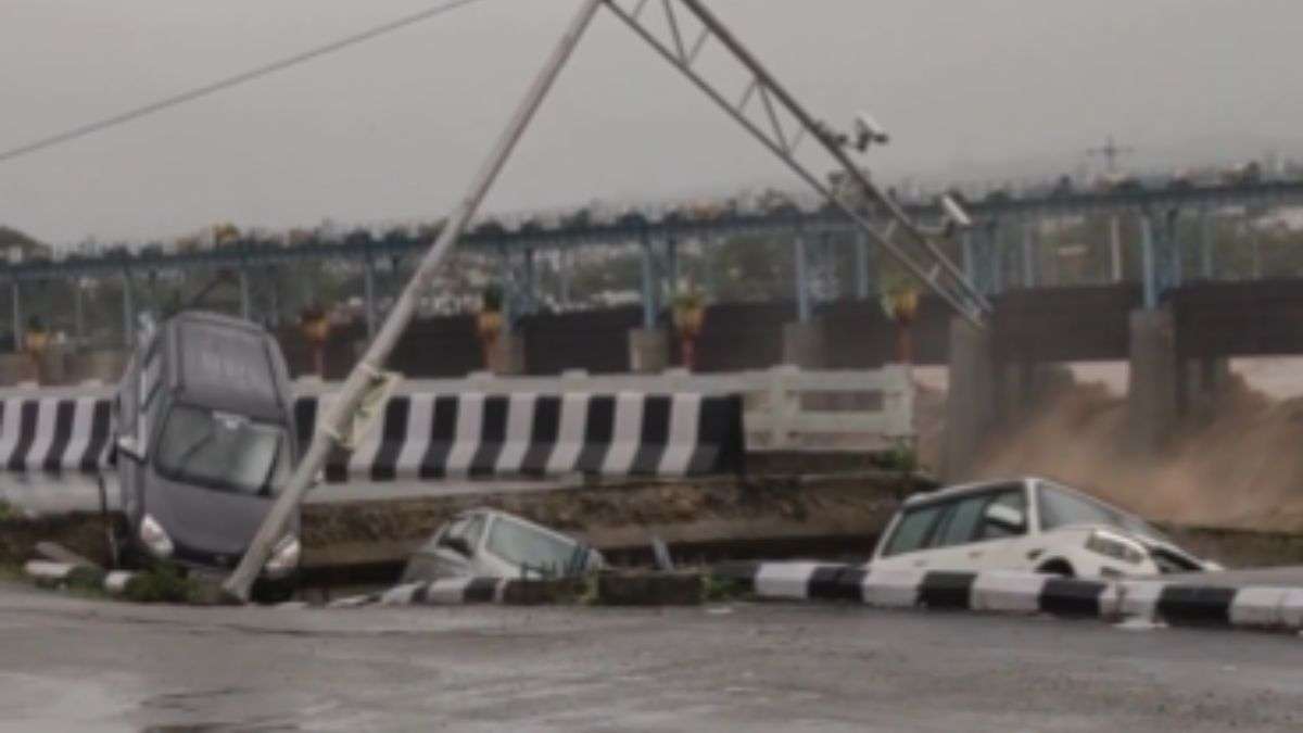 Jammu's Tawi bridge collapses amid heavy rains | Watch chilling footage ...