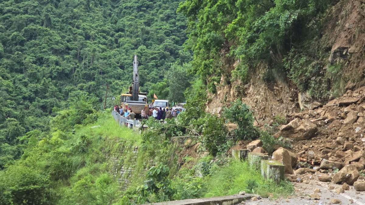 Uttarakhand: Badrinath Highway reopens for traffic after blockade due to debris | Video | India ...