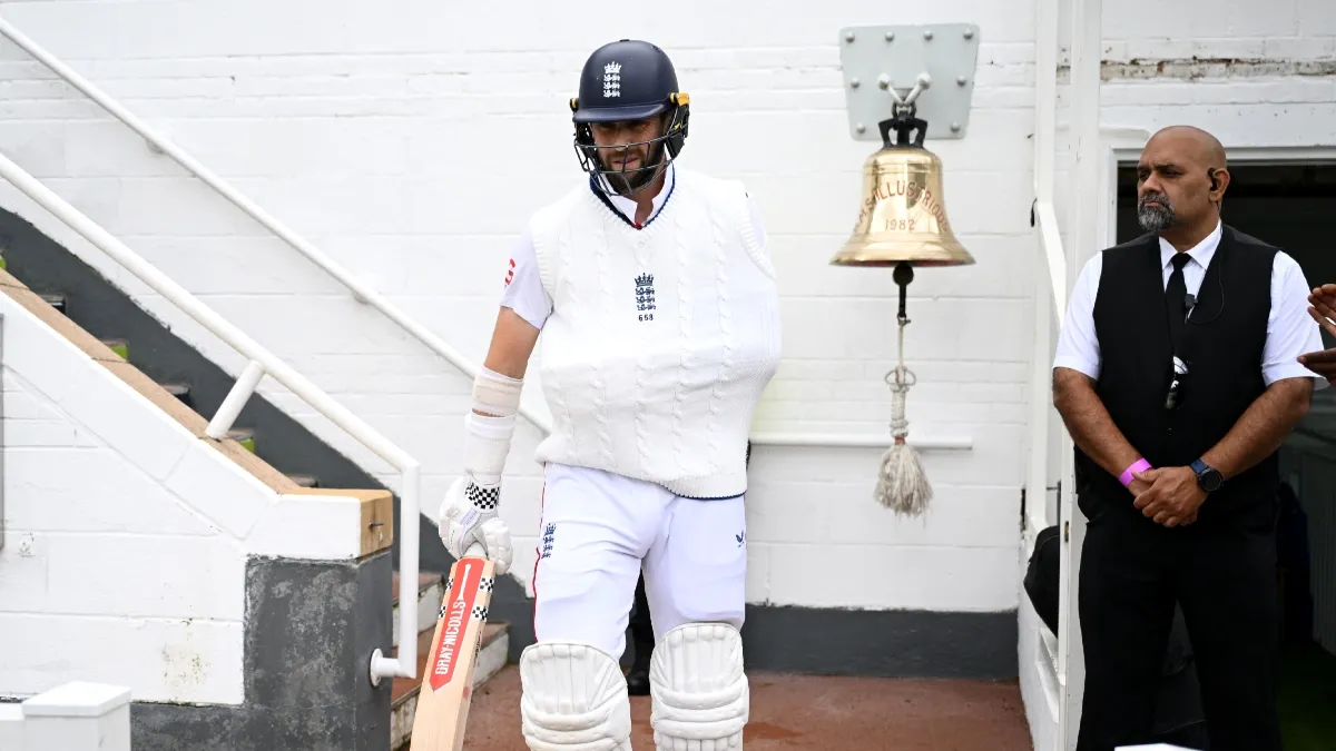 'Brave' Chris Woakes walks out to bat with a dislocated shoulder amid standing ovation at the ...