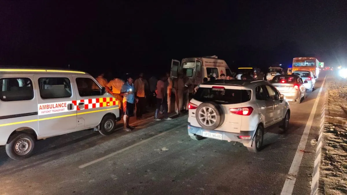 Uttar Pradesh: Five killed, 10 injured as bus overturns in Lucknow ...