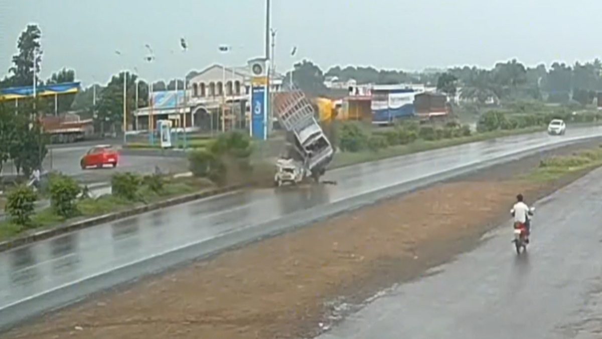 Maharashtra: Fatal collision on Pune-Solapur Highway near Vakhari ...