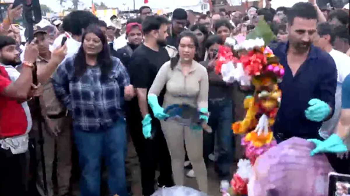Amruta Fadnavis and Akshay Kumar lead beach cleanup at Juhu after Ganesh Visarjan | WATCH ...