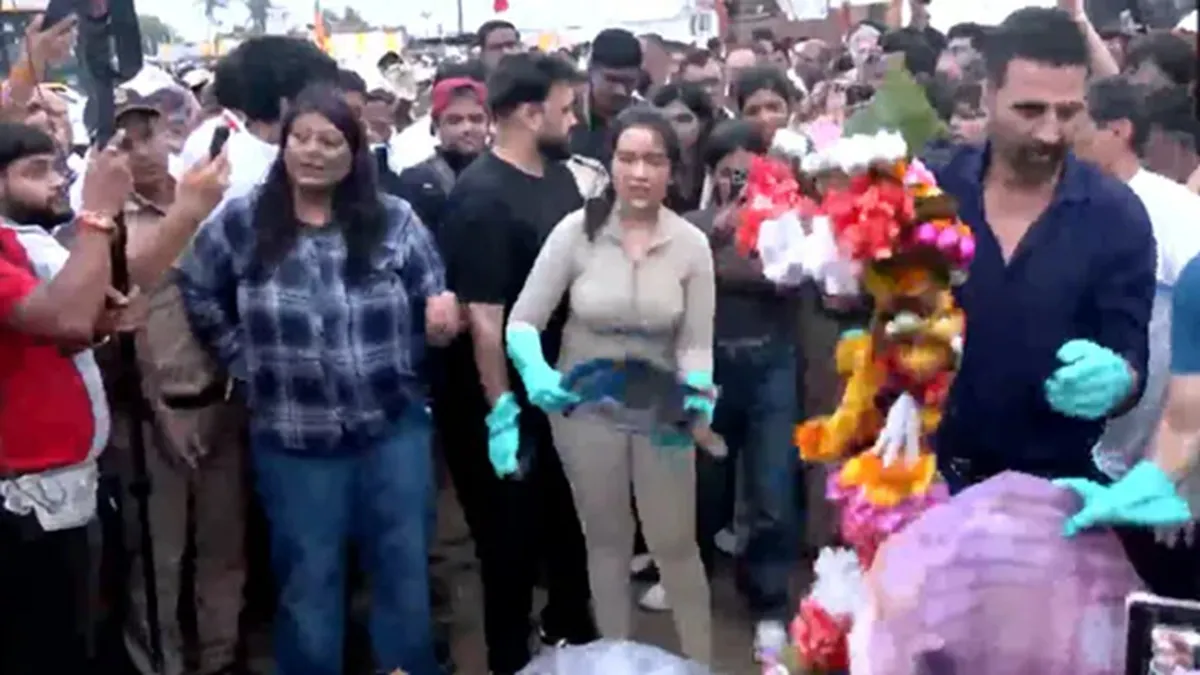 Amruta Fadnavis and Akshay Kumar lead beach cleanup at Juhu after ...