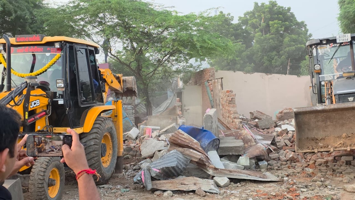 Gujarat demolition drive: Bulldozer action begins to raze over 700 ...