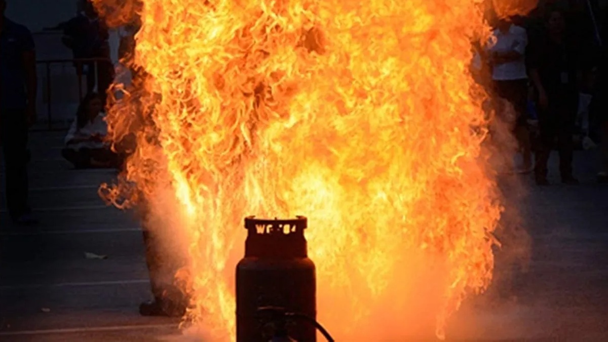Seven people injured as LPG gas cylinder explodes in Mumbai's Kandivali ...