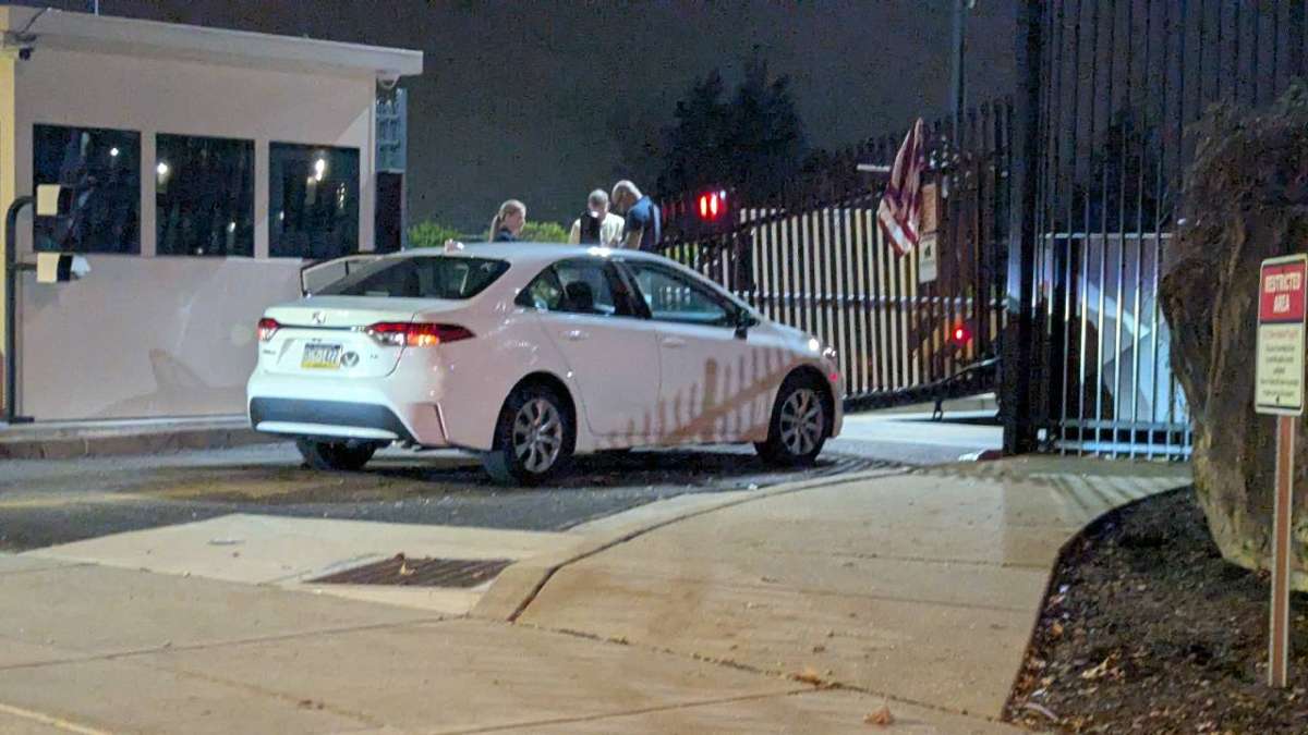 Man rams car into FBI Pittsburgh office gates, in 'act of terror ...
