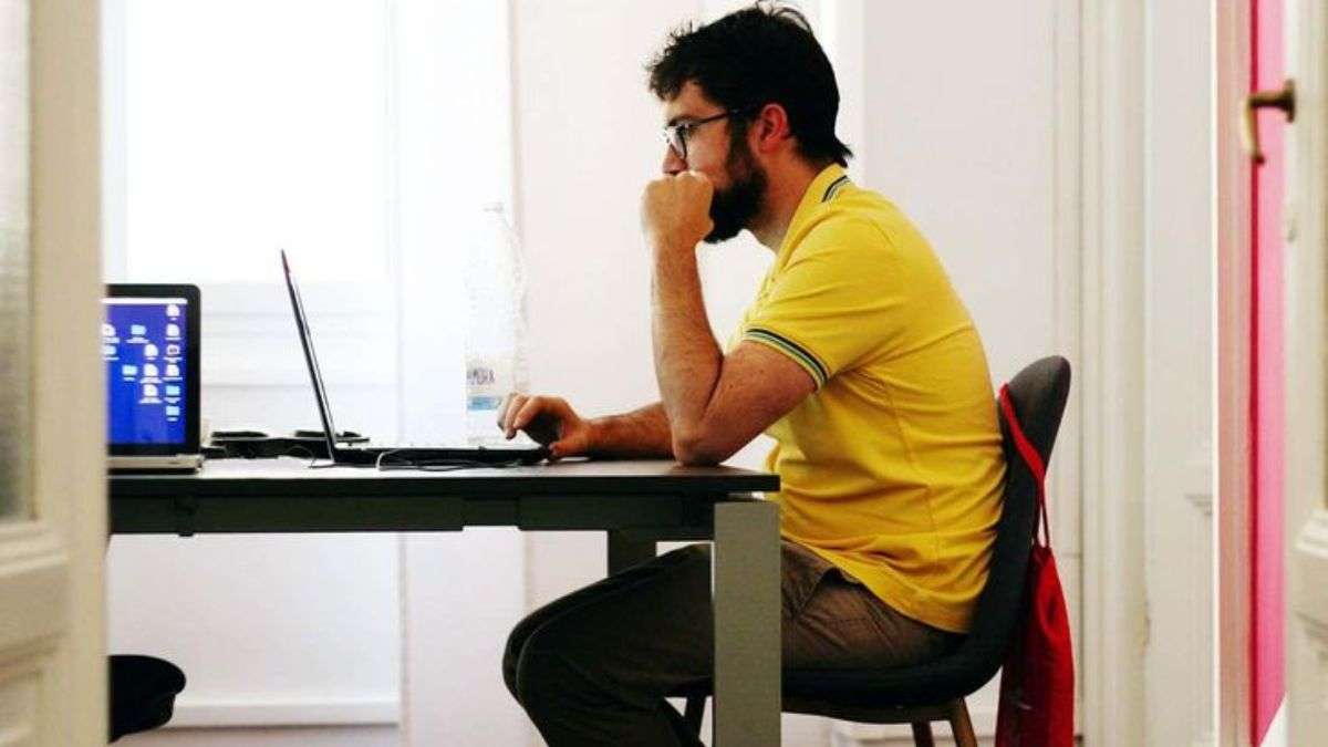 Desk job and knee damage: 5 posture mistakes that secretly harm your ...
